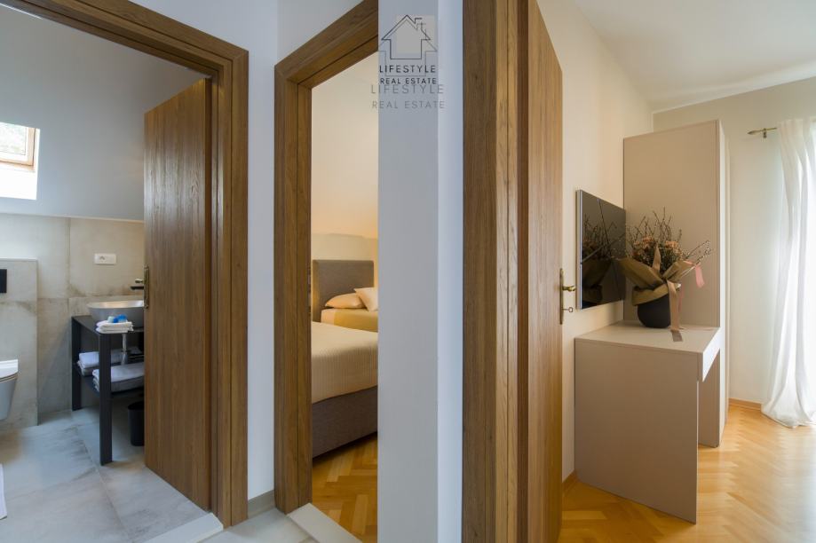 Luksuzna vila s dva bazena nedaleko od Splita (prodaja)