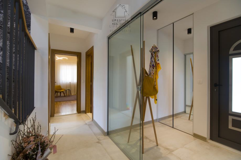 Luksuzna vila s dva bazena nedaleko od Splita (prodaja)