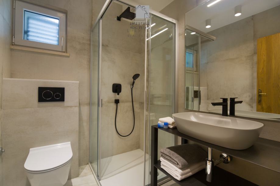 Luksuzna vila s dva bazena nedaleko od Splita (prodaja)