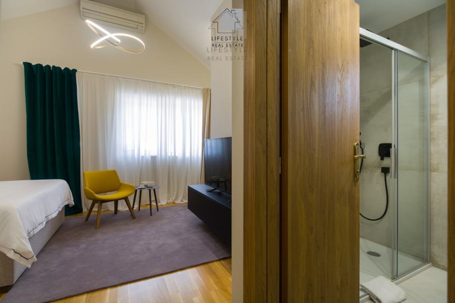 Luksuzna vila s dva bazena nedaleko od Splita (prodaja)