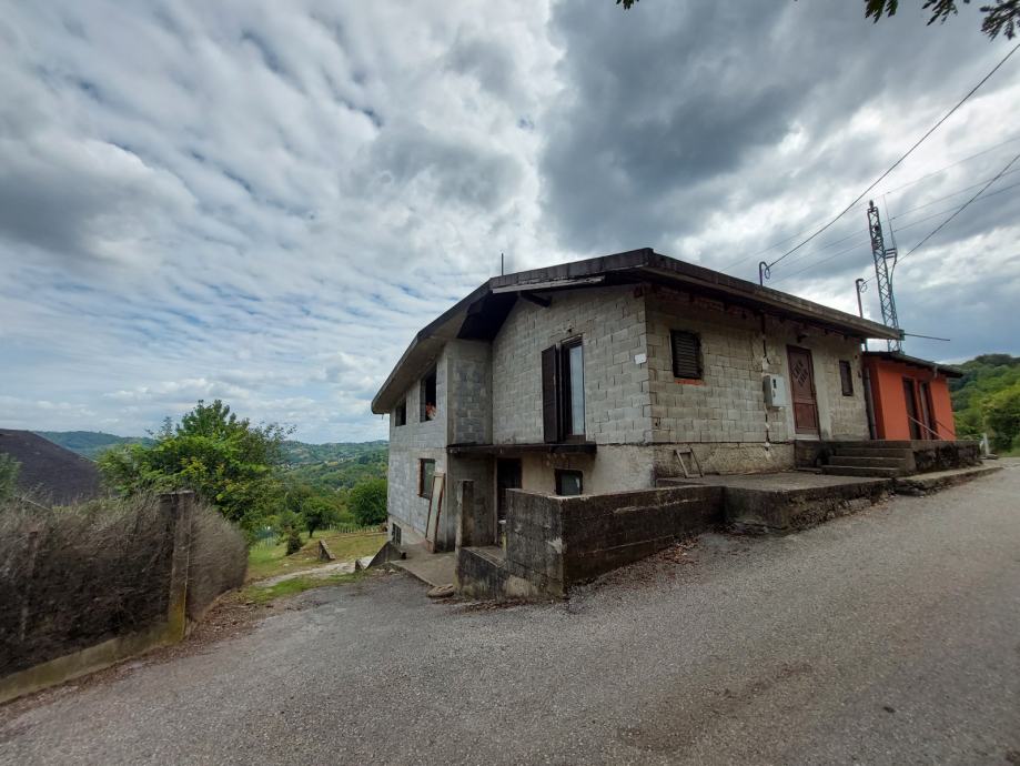 Mala Rakovica / Kuća 180 m2 s okućnicom 1700 m2 (prodaja)