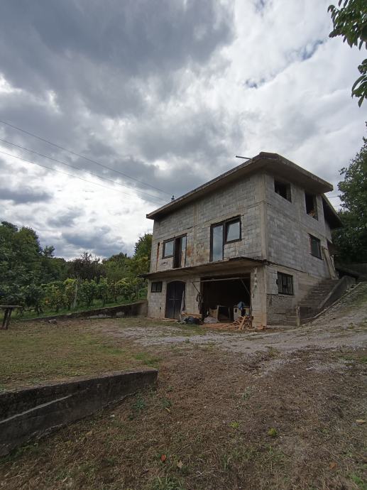 Mala Rakovica / Kuća 180 m2 s okućnicom 1700 m2 (prodaja)