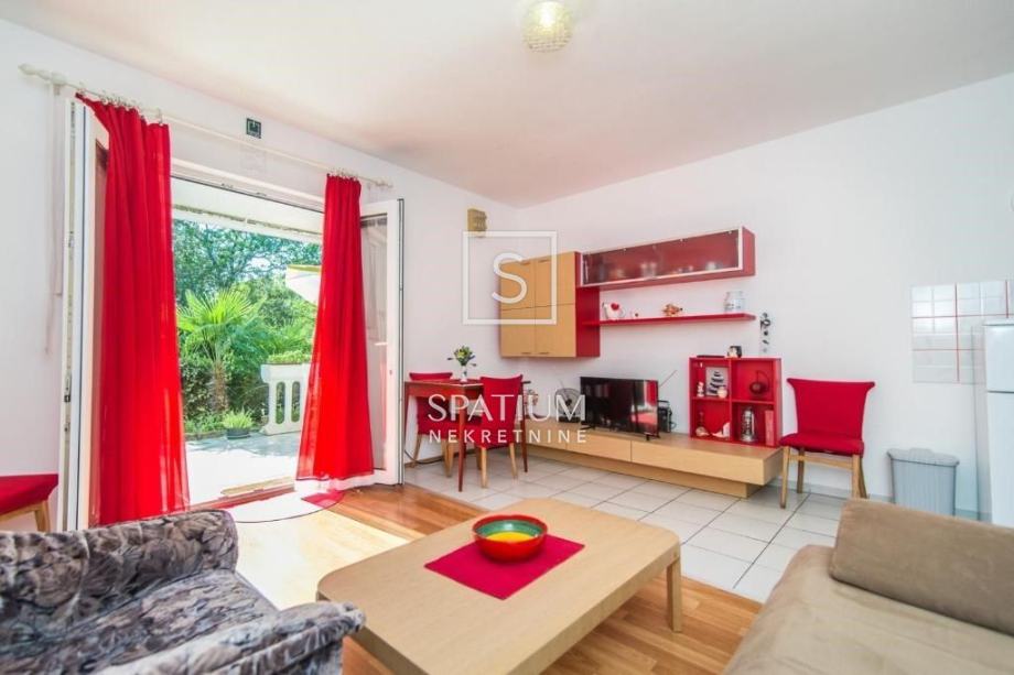 MALINSKA, KUĆA SA TRI APARTMANA I STANOM (prodaja)