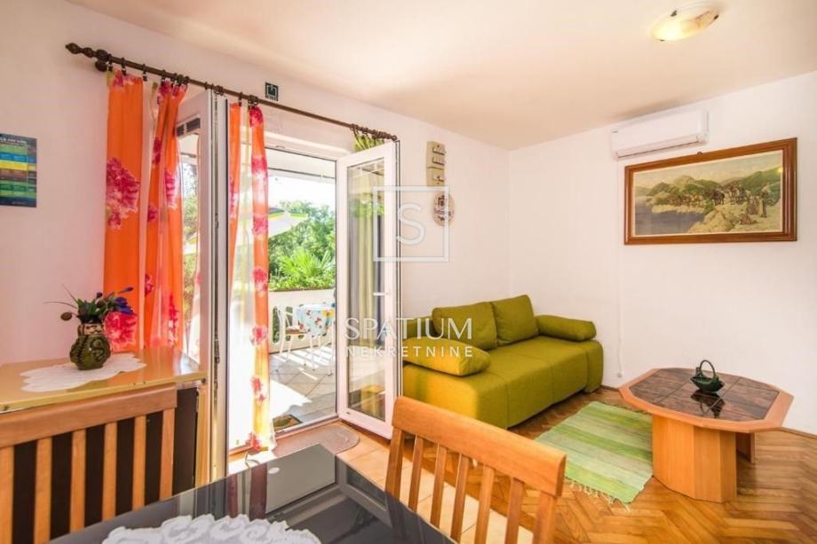 MALINSKA, KUĆA SA TRI APARTMANA I STANOM (prodaja)