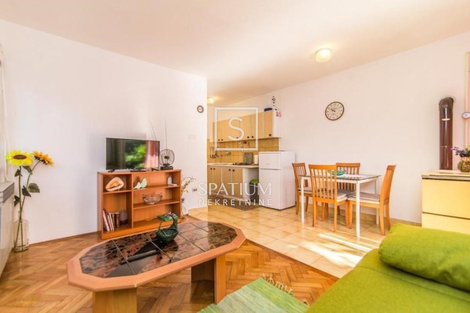 MALINSKA, KUĆA SA TRI APARTMANA I STANOM (prodaja)