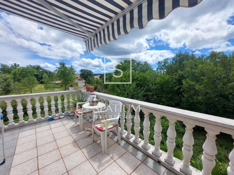 MALINSKA, KUĆA SA TRI APARTMANA I STANOM (prodaja)