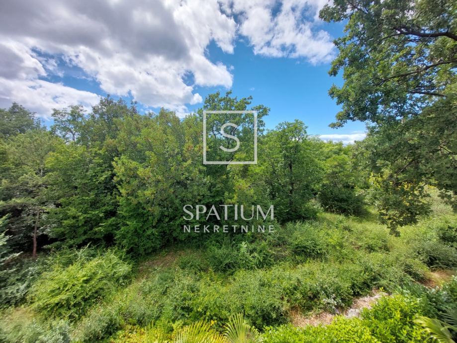 MALINSKA, KUĆA SA TRI APARTMANA I STANOM (prodaja)