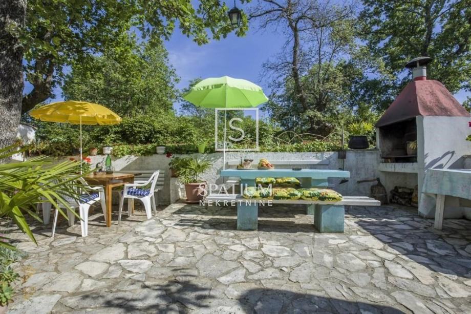 MALINSKA, KUĆA SA TRI APARTMANA I STANOM (prodaja)