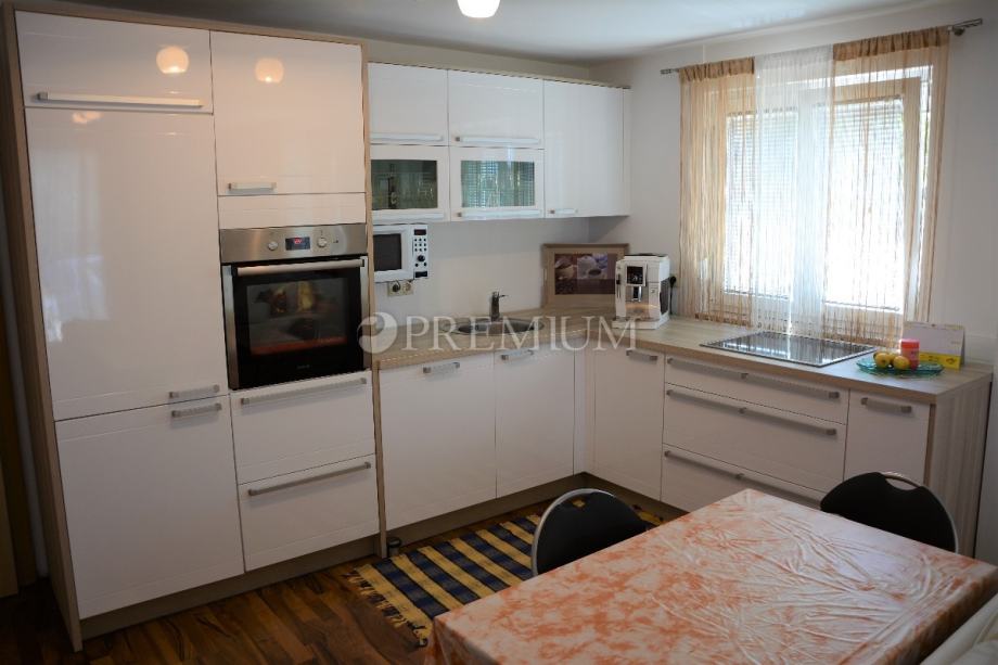 Malinska, prodaja kuće sa dva namještena apartmana !! Pogled more ...