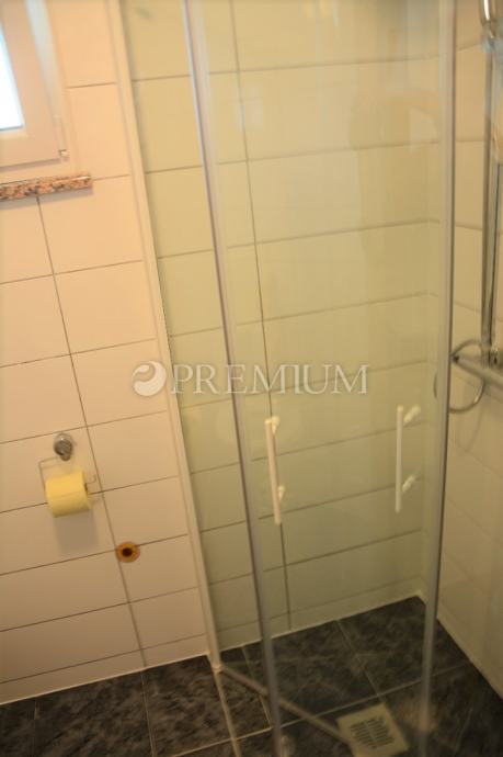 Malinska, prodaja kuće sa dva namještena apartmana !! Pogled more ...