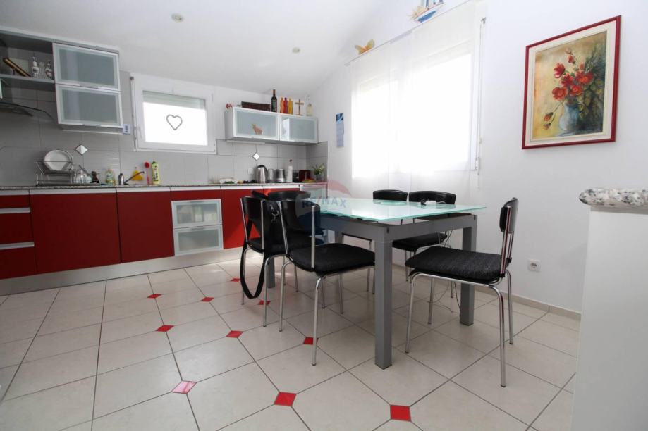 Marinići, moderna kuća novije gradnje sa 3 etaže (prodaja)