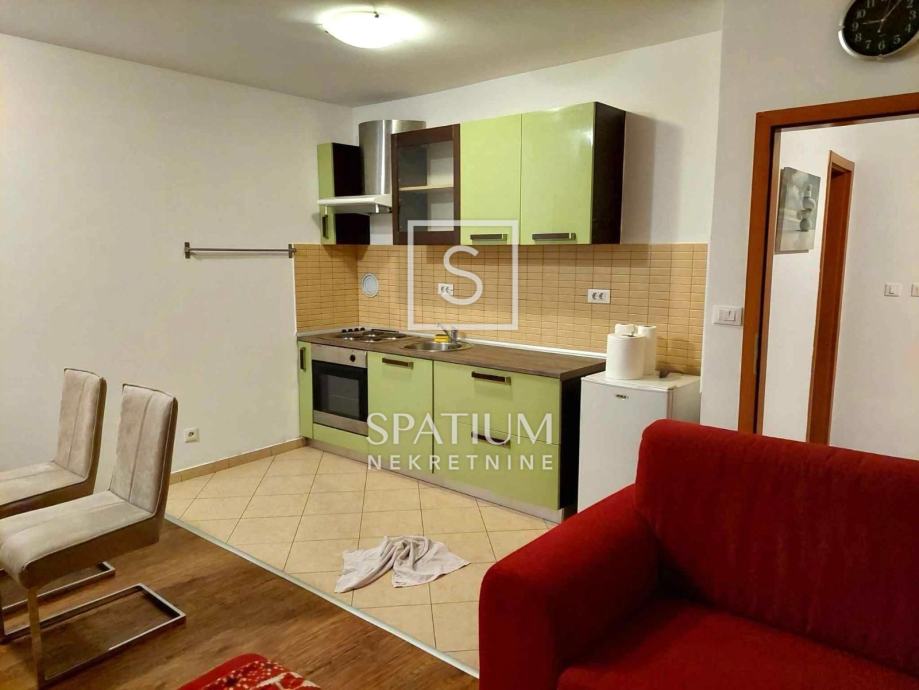 MARINIĆI, PRIZEMNI STAN S PARKINGOM NA ODLIČNOJ LOKACIJI (prodaja)