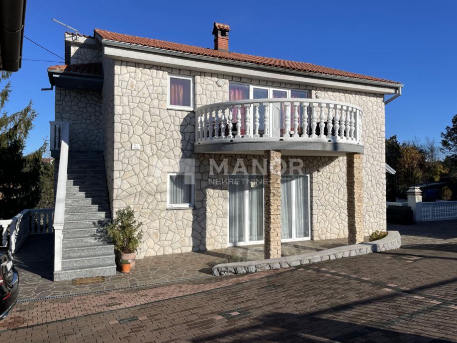 MATULJI, BREGI - Samostojeća kuća sa 6 etažiranih jedinica, konobom, v ...