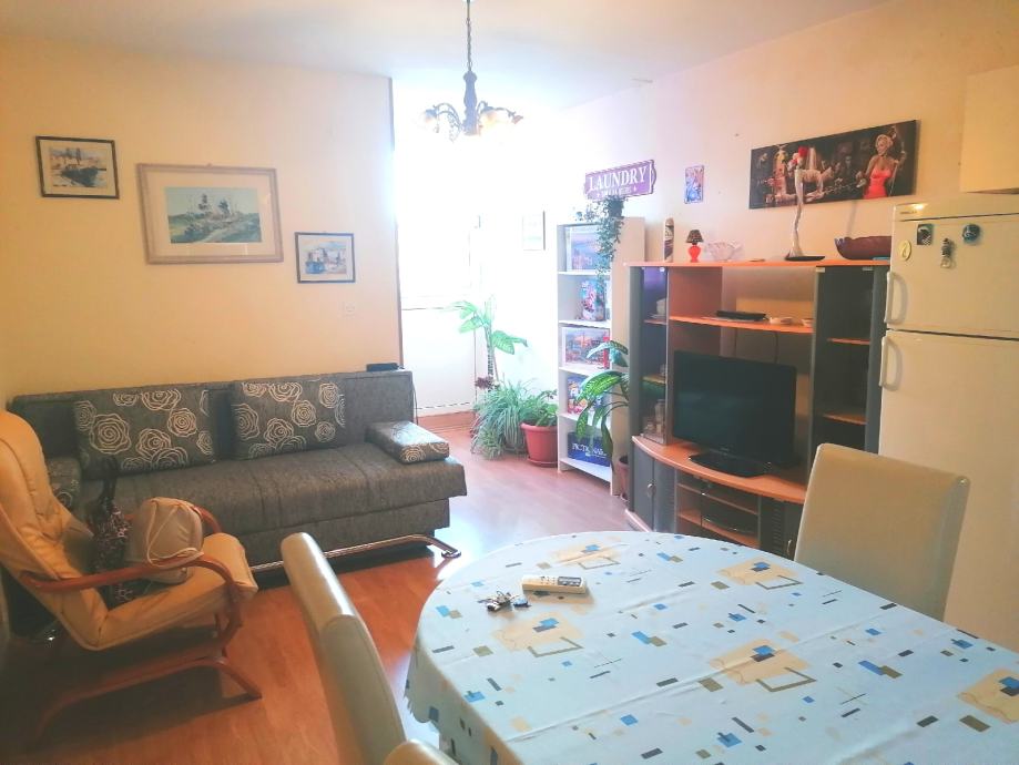 Mertojak, Doverska, jednosobni stan s lođom, 51 m2 (iznajmljivanje)