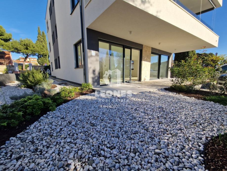 Moderan stan s vrtom u blizini svih sadržaja u Rovinju (prodaja)