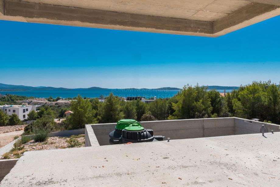 Moderna dvojna kuća sa bazenom (prodaja)