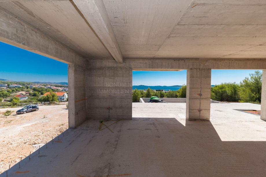 Moderna dvojna kuća sa bazenom (prodaja)