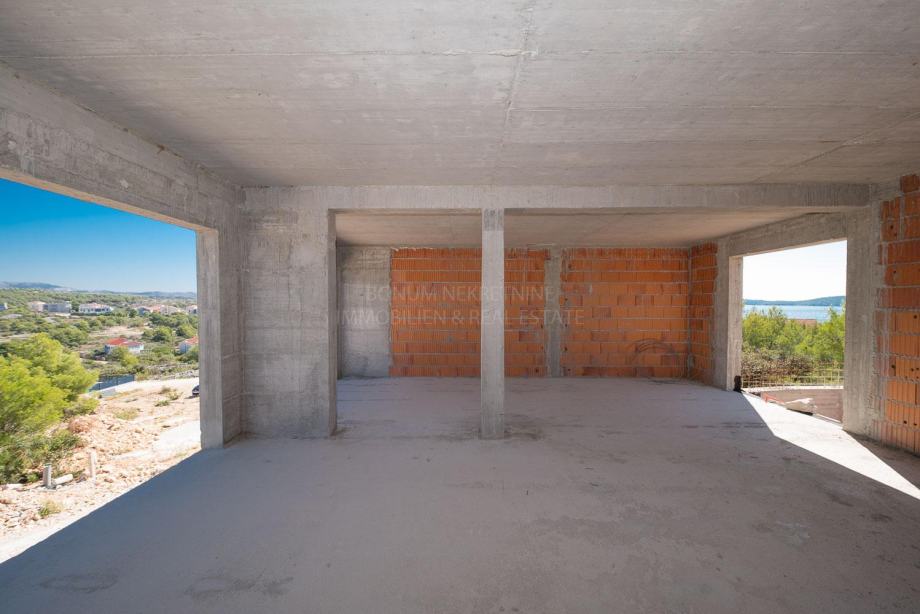 Moderna dvojna kuća sa bazenom (prodaja)