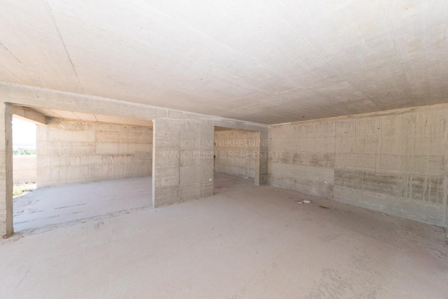 Moderna dvojna kuća sa bazenom (prodaja)