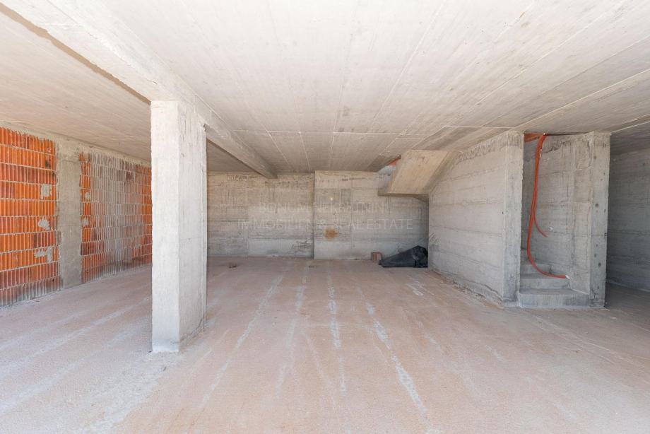 Moderna dvojna kuća sa bazenom (prodaja)