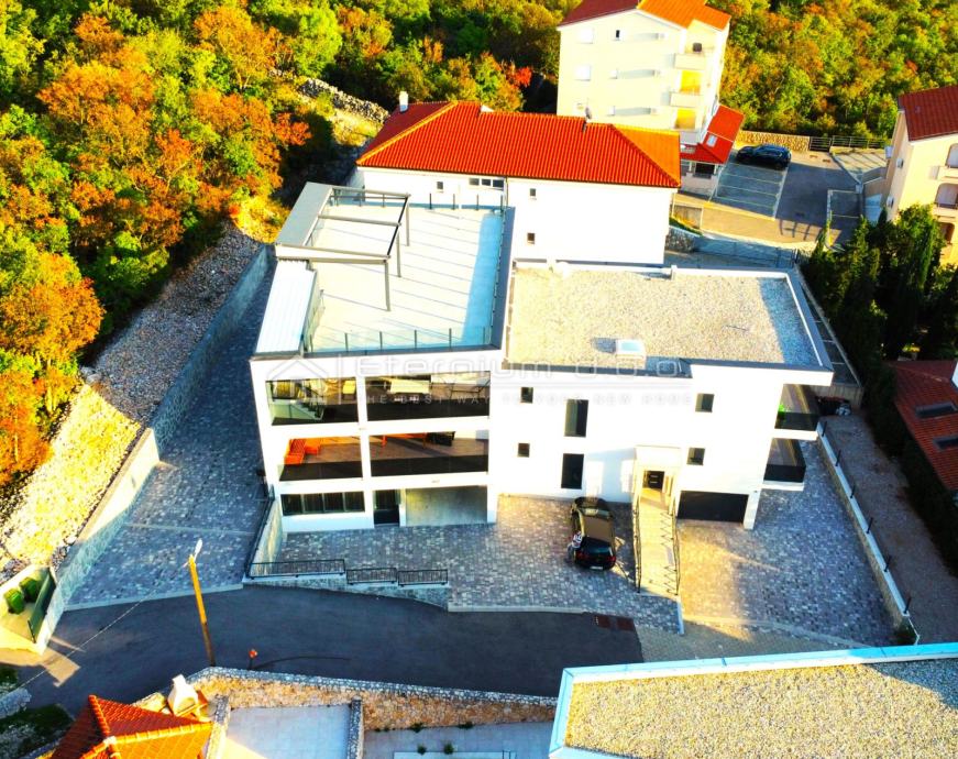 MODERNA GRADNJA - PREDIVNI PENTHOUSE SA GARAŽOM (prodaja)