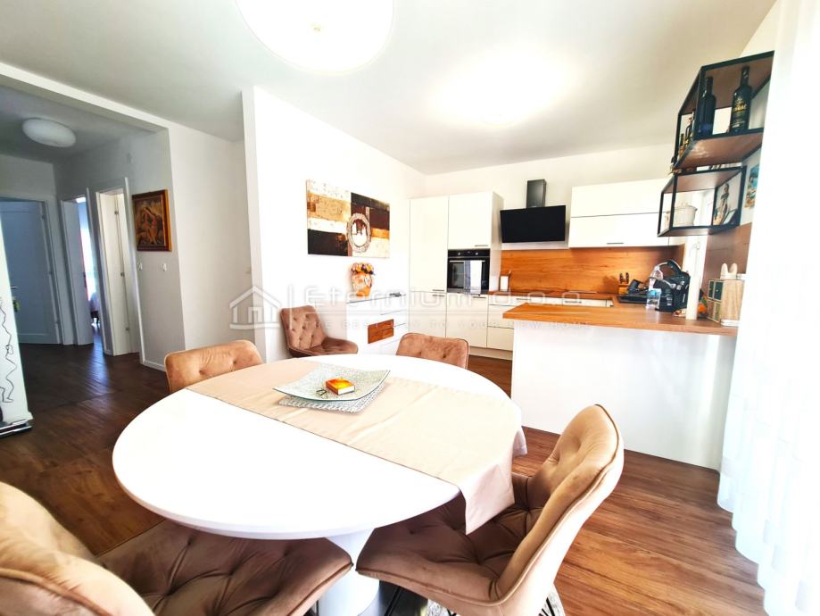 MODERNA GRADNJA - PREDIVNI PENTHOUSE SA GARAŽOM (prodaja)