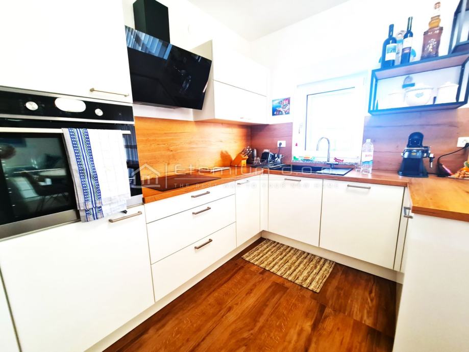 MODERNA GRADNJA - PREDIVNI PENTHOUSE SA GARAŽOM (prodaja)