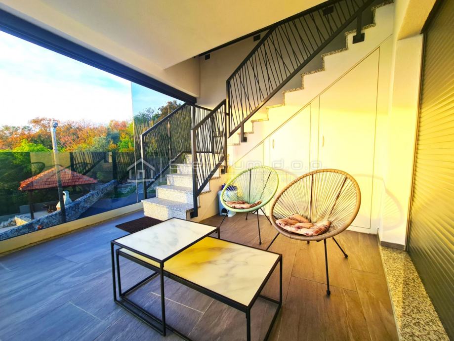 MODERNA GRADNJA - PREDIVNI PENTHOUSE SA GARAŽOM (prodaja)