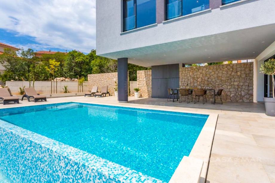 MODERNA LUKSUZNA VILA SA BAZENOM NA MIRNOJ LOKACIJI (prodaja)