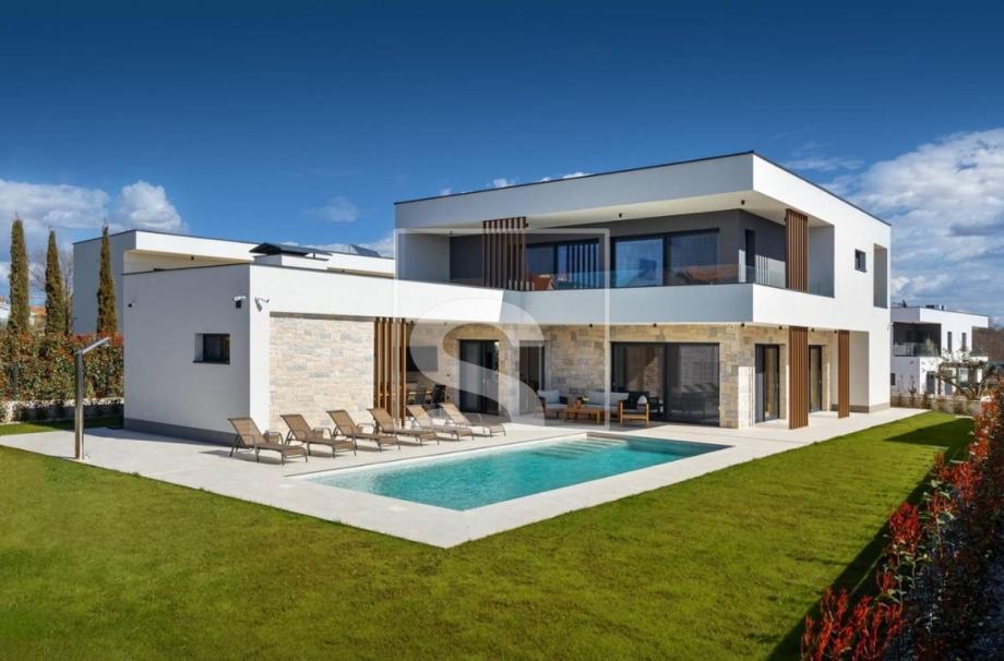 Moderna vila s 4 spavaće sobe, bazenom 1500 metra od mora (prodaja)
