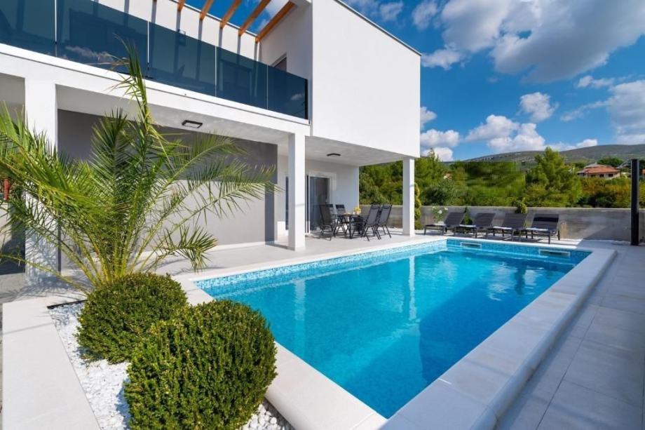MODERNA VILA S BAZENOM - KARIN (prodaja)