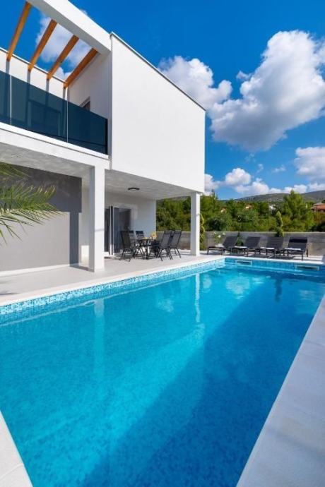 MODERNA VILA S BAZENOM - KARIN (prodaja)