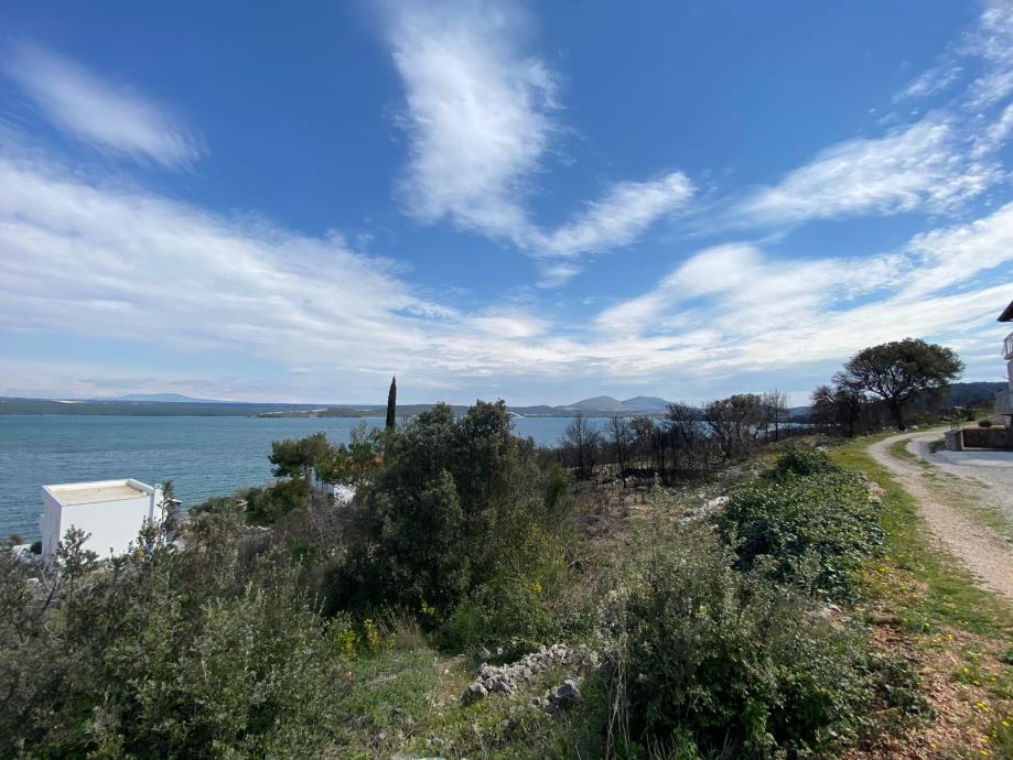 MODERNA VILA SA BAZENOM U RASLINI (prodaja)