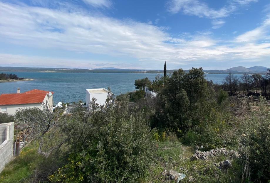 MODERNA VILA SA BAZENOM U RASLINI (prodaja)