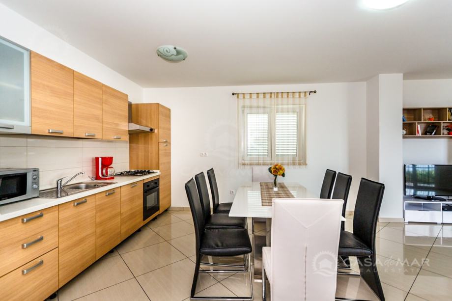 Moderno uređen stan na prvom katu sa pogledom na more (prodaja)