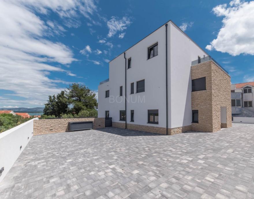 Murter, moderna gradnja, luksuzan apartman u prizemlju s dvorištem