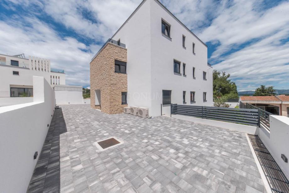 Murter, moderna gradnja, luksuzan apartman u prizemlju s dvorištem