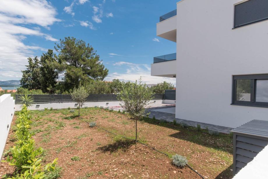 Murter, moderna gradnja, luksuzan apartman u prizemlju s dvorištem ...