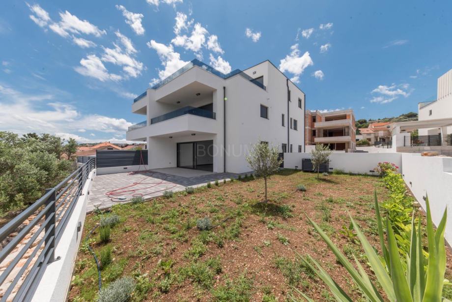 Murter, moderna gradnja, luksuzan apartman u prizemlju s dvorištem ...