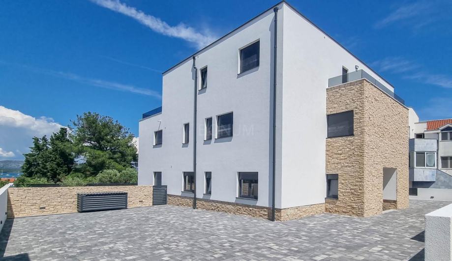 Murter, moderna gradnja, luksuzan apartman u prizemlju s dvorištem ...