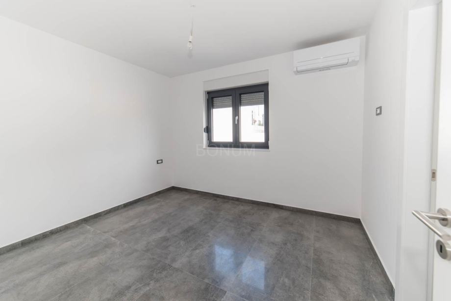 Murter, moderna gradnja, luksuzan apartman u prizemlju s dvorištem ...