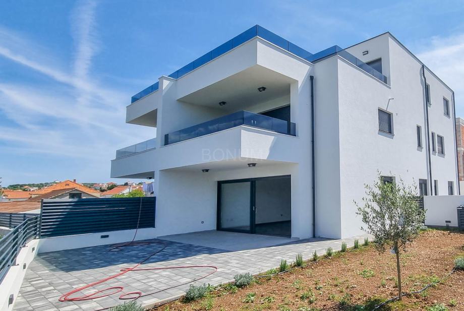 Murter, moderna gradnja, luksuzan apartman u prizemlju s dvorištem ...