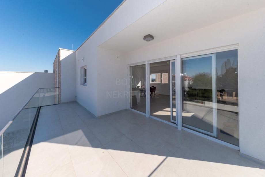 Murter, moderna gradnja, vrhunska kvaliteta, novi dvosoban stan s lije