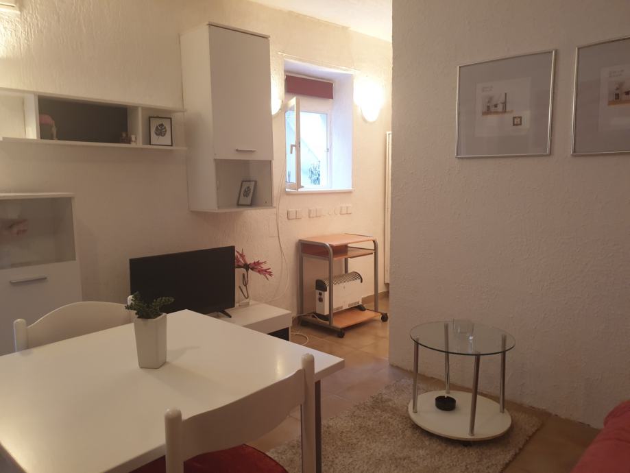 NAJAM: Split,CENTAR,240E,Garsonijera 28.00 m2/ (iznajmljivanje)