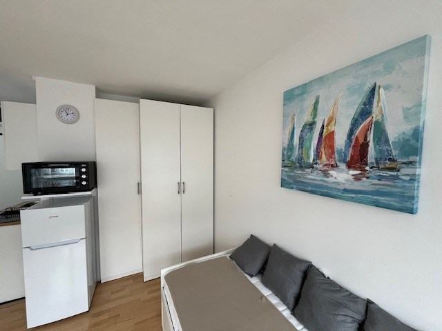 NAJAM UTRINE GARSONJERA NOVOADAPTIRANA PRVI NAJAM 460 € (iznajmljivanje)