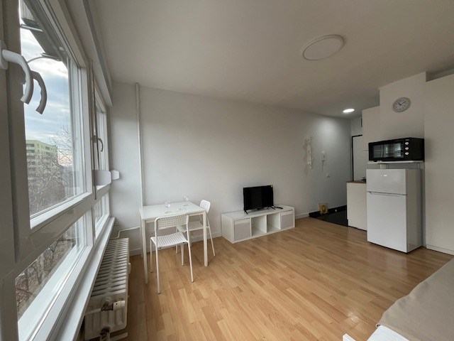 NAJAM UTRINE GARSONJERA NOVOADAPTIRANA PRVI NAJAM 460 € (iznajmljivanje)