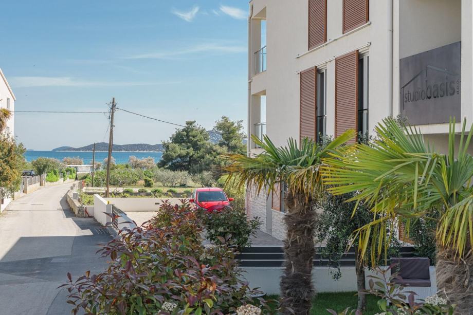 Novi namješten apartman s pogledom i u blizini plaže, Vodice (prodaja)