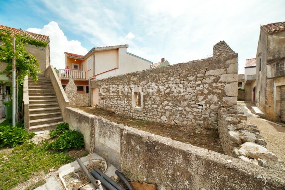 NIN-ZATON, CENTAR, kuća katnica sa manjom okućnicom, prilika za invest ...