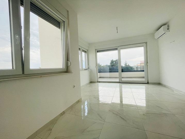 Novalja, 3-sob.apartman na II katu + studio u prizemlju, bazen, novo!