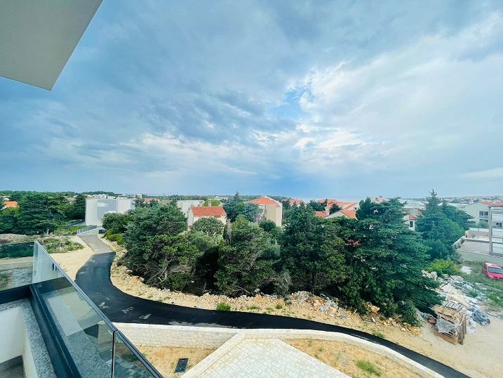 Novalja, 3-sob.apartman na II katu + studio u prizemlju, bazen, novo!